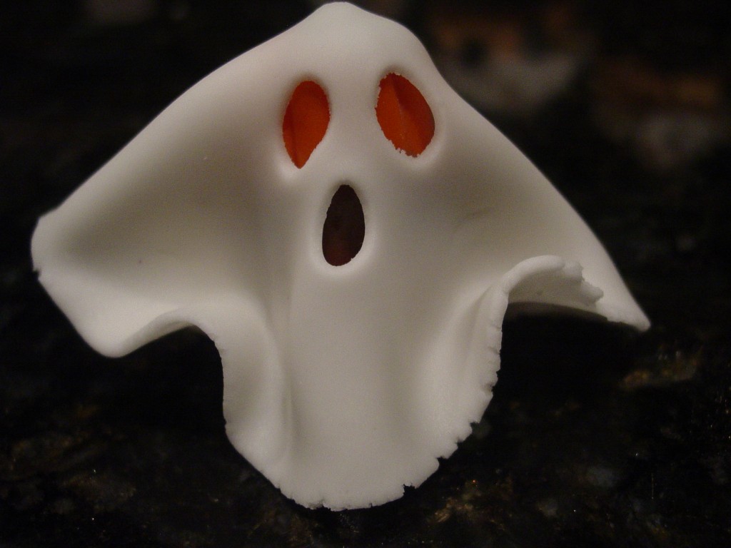Fondant Ghost Cupcakes For Halloween